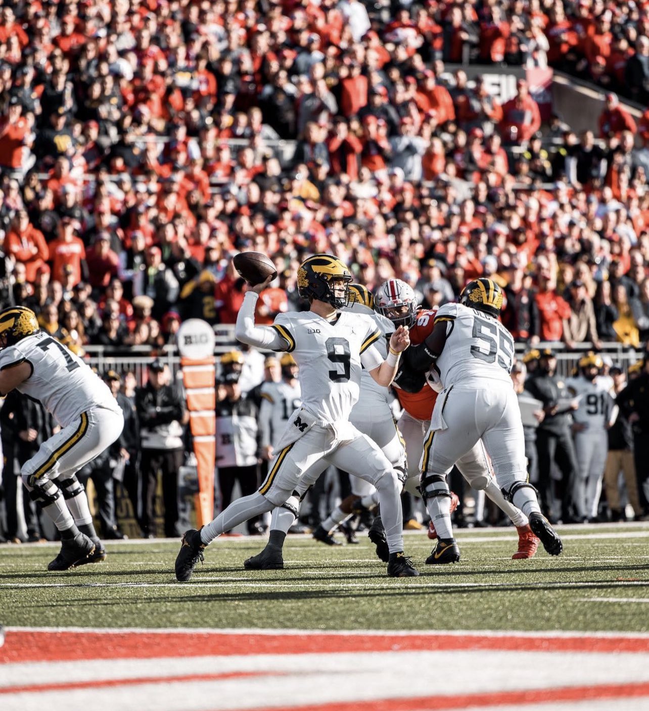 How Many Players Are On A College Football Team? - Campus Insiders